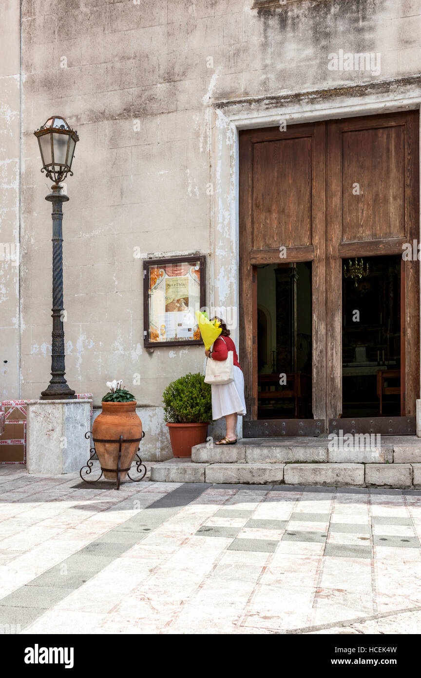 Market stall taormina hi-res stock photography and images - Alamy