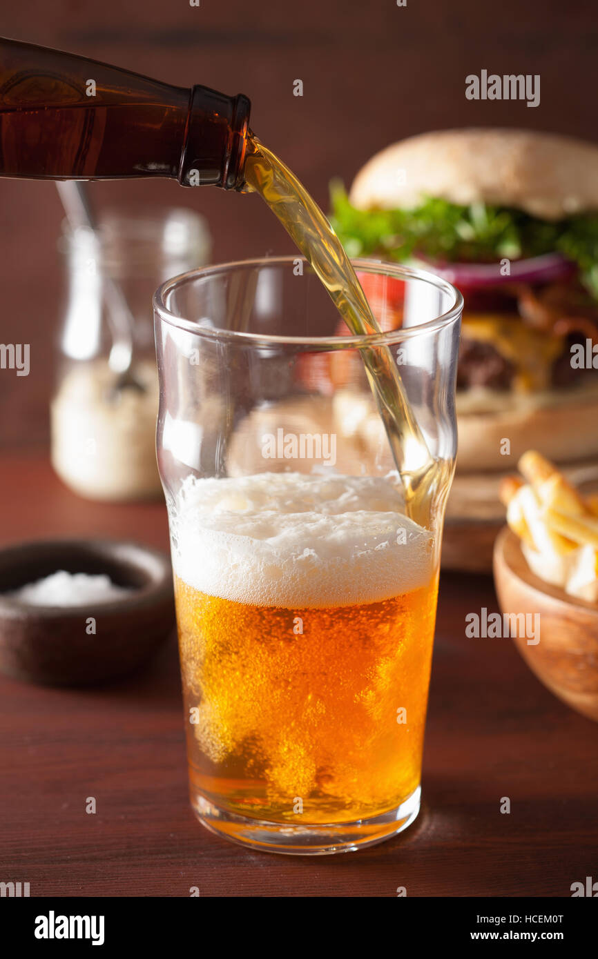 Pouring pint pub hi-res stock photography and images - Alamy