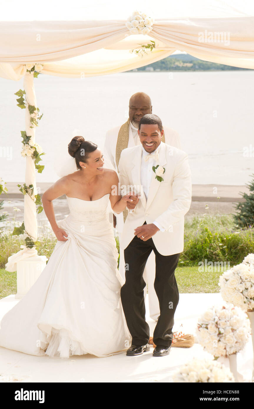 JUMPING THE BROOM, from left: Paula Patton, T.D. Jakes (back), Laz ...