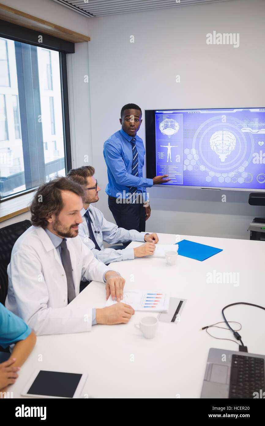 Doctor giving presentation to team of interim doctors Stock Photo - Alamy