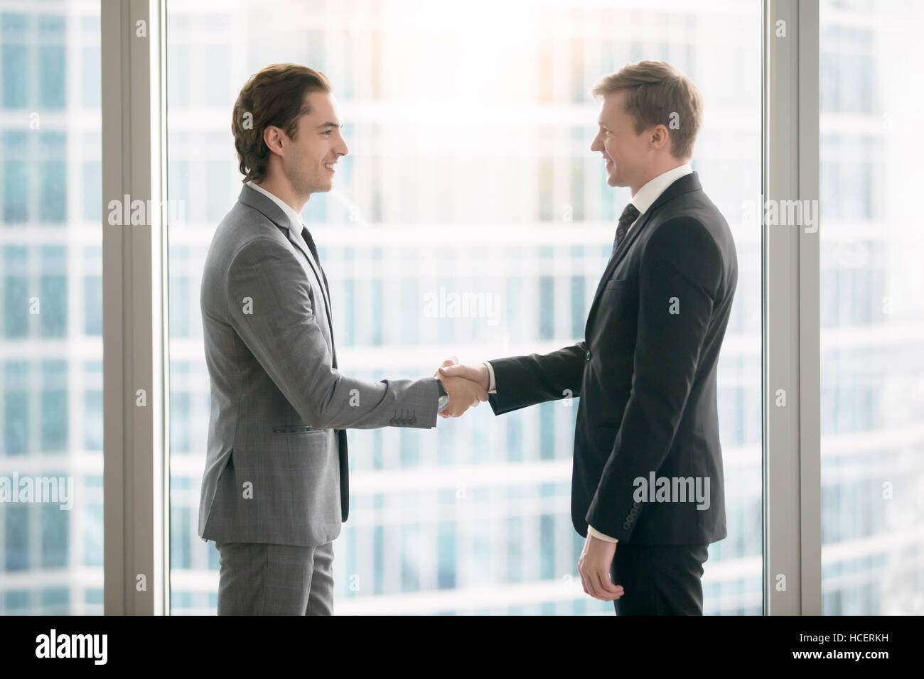 Business group negotiating deal hi-res stock photography and images - Alamy