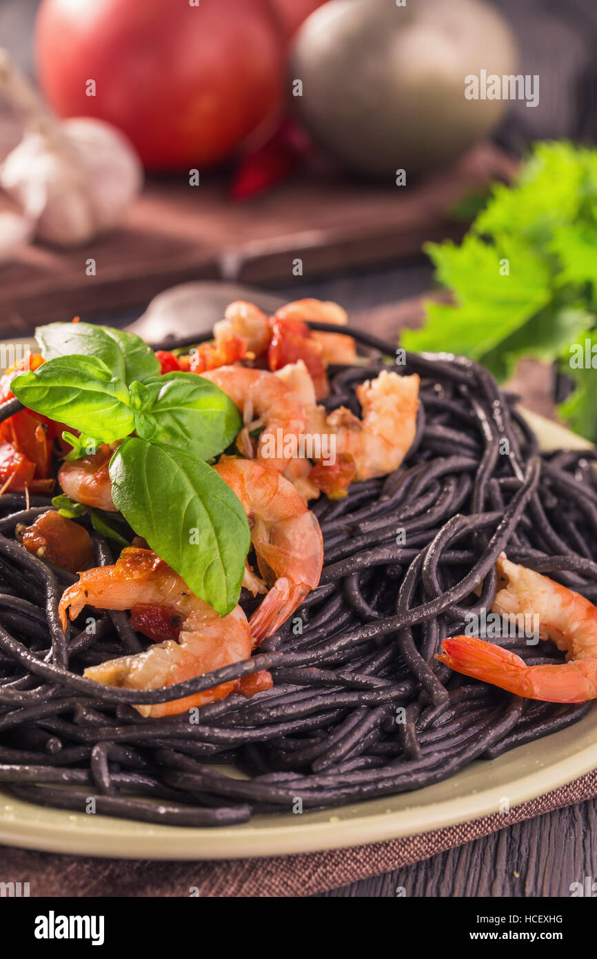 Spaghetti pasta shrimps tomato hi-res stock photography and images - Alamy