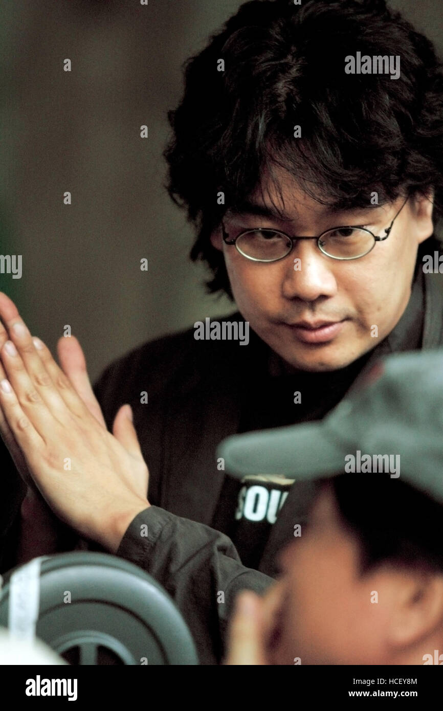 THE HOST, (aka GWOEMUL, aka THE MONSTER), director Bong Joon-ho, on set ...