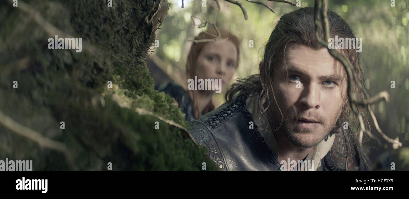 THE HUNTSMAN: WINTER'S WAR, Chris Hemsworth (front), Jessica Chastain ...