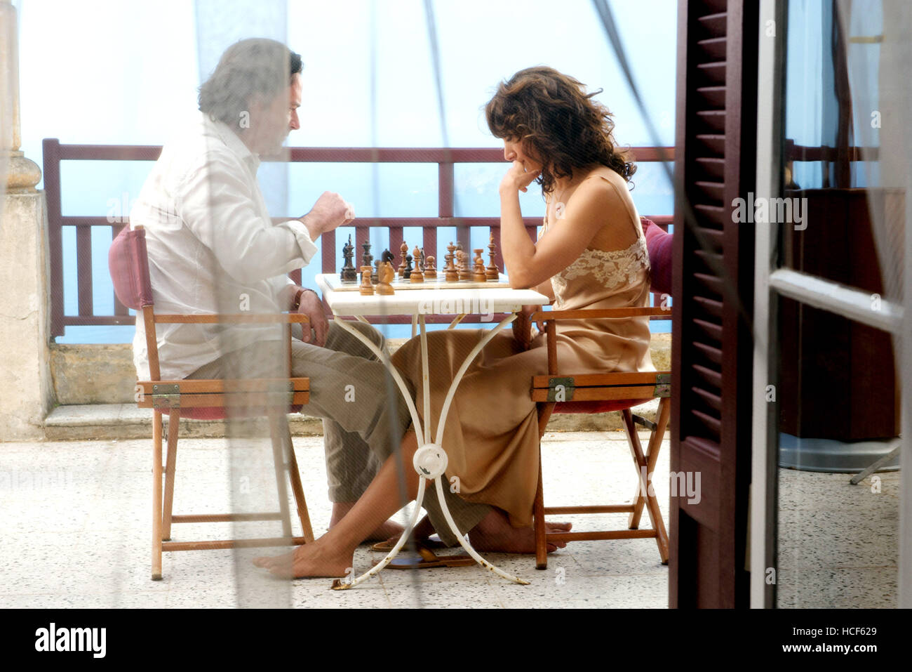 QUEEN TO PLAY, (aka JOUEUSE), from left: Dominic Gould, Jennifer Beals ...