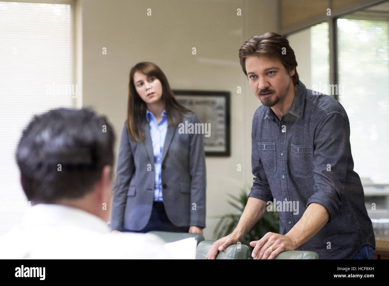 KILL THE MESSENGER, from left: Mary Elizabeth Winstead, Jeremy Renner ...