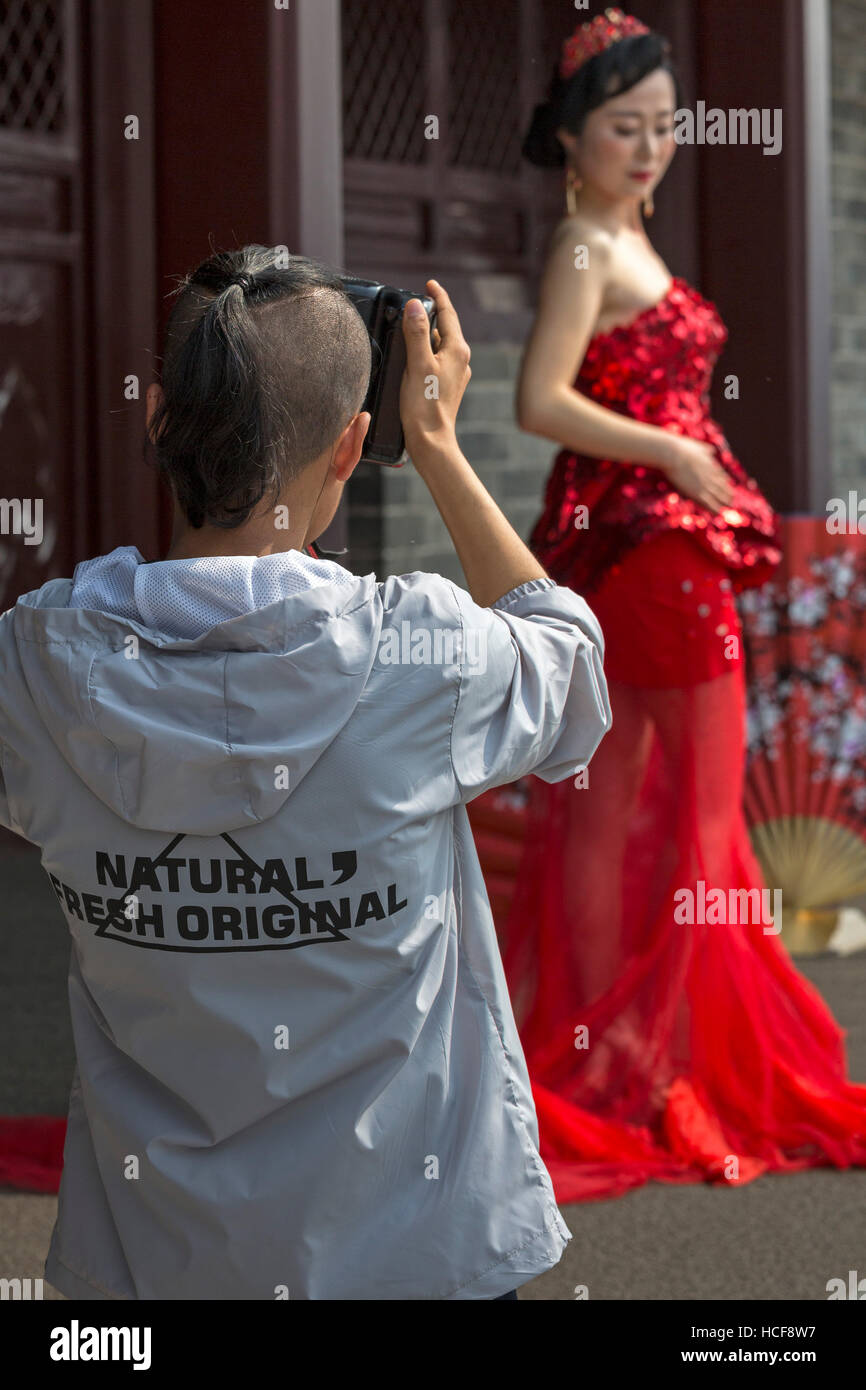 Chinese bride posing for wedding photo on Xian city walls, Shaanxi ...