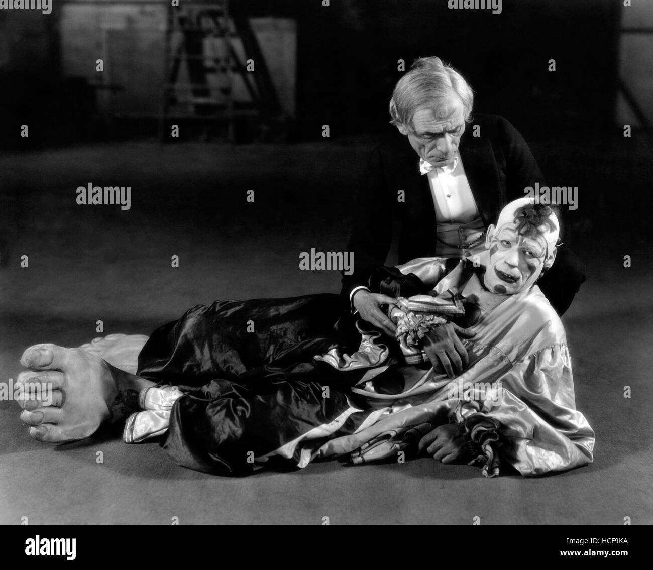LAUGH, CLOWN, LAUGH, Bernard Siegel (kneeling), Lon Chaney (on ground ...