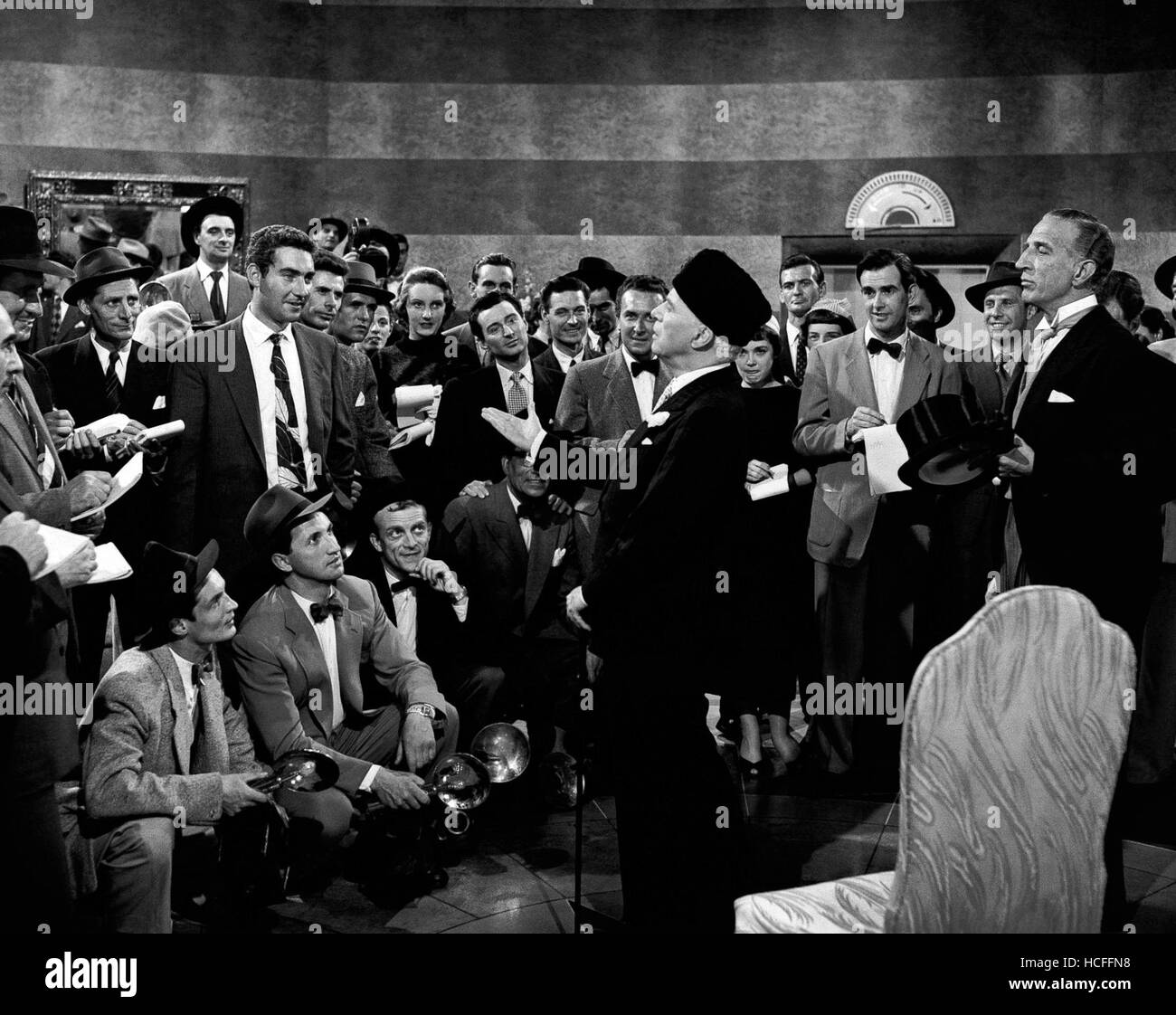 A KING IN NEW YORK, Charles Chaplin (center, in black cap), Jerry ...