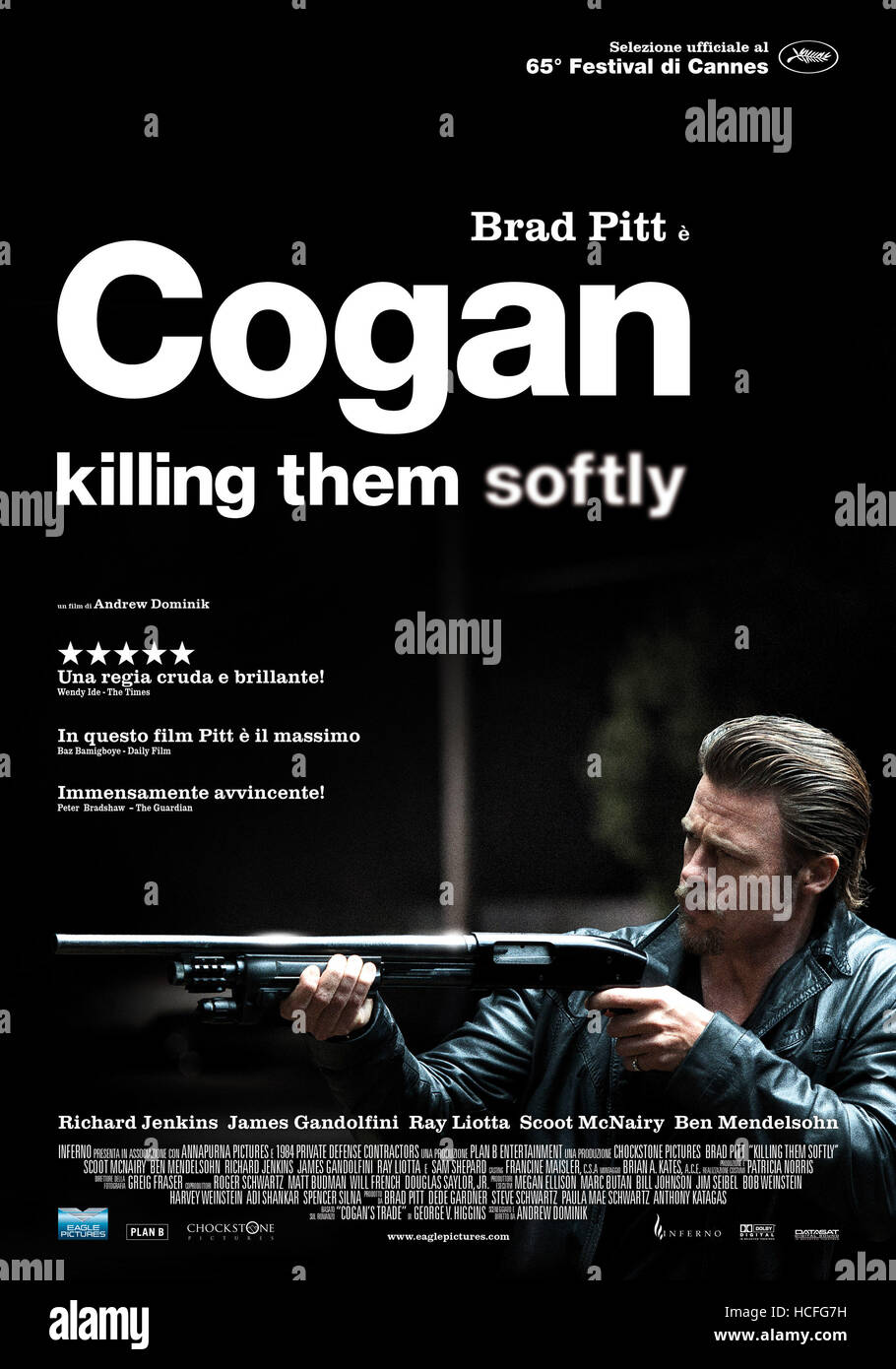 KILLING THEM SOFTLY, (aka COGAN'S TRADE), Brad Pitt on Italian poster ...