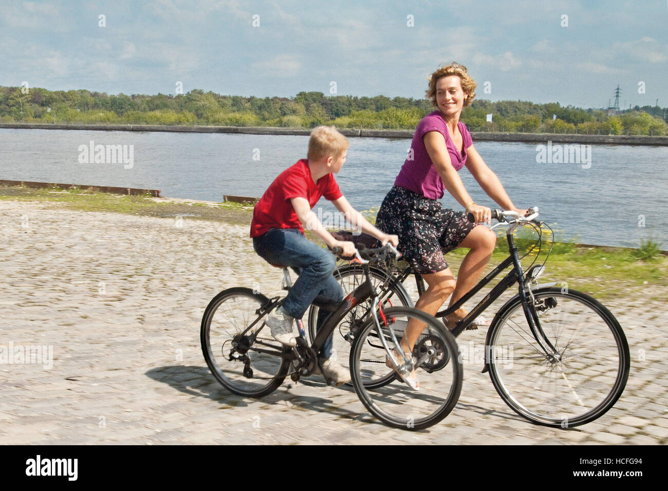 THE KID WITH A BIKE, (aka LE GAMIN AU VELO), from left: Thomas Doret ...