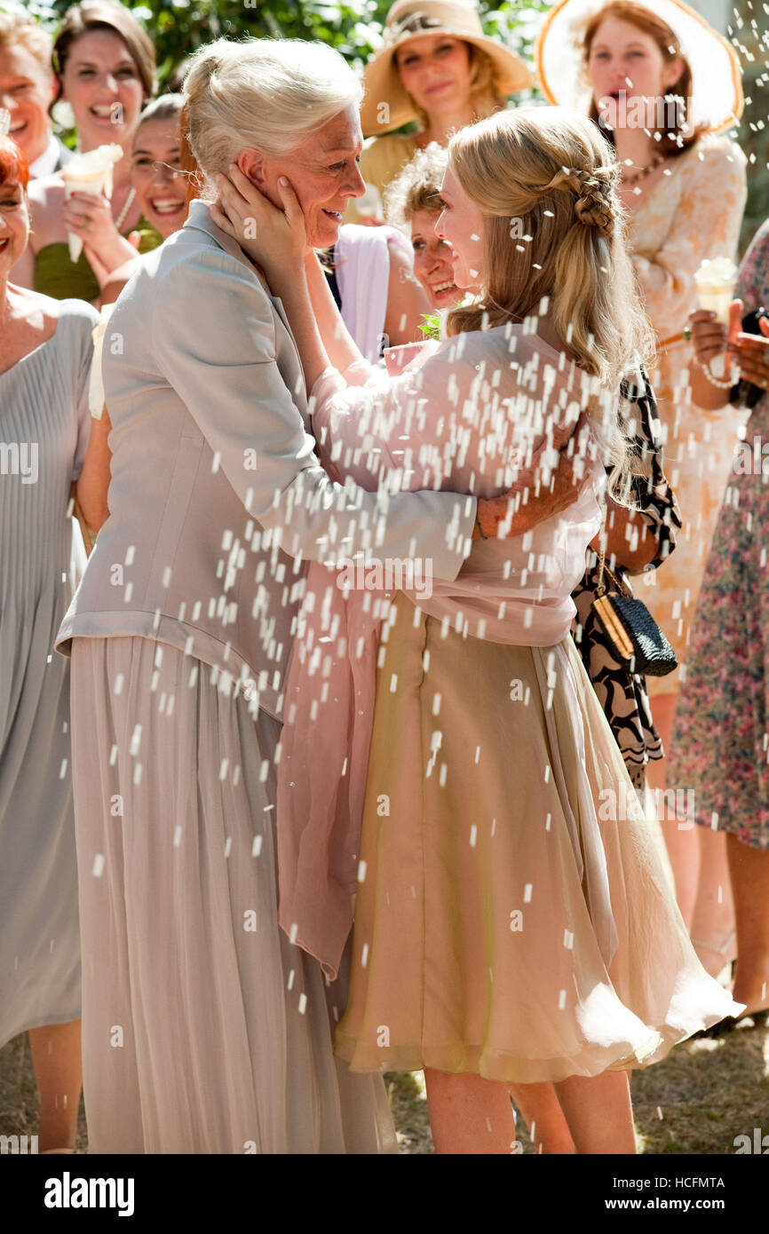 LETTERS TO JULIET, from left: Vanessa Redgrave, Amanda Seyfried, 2010 ...