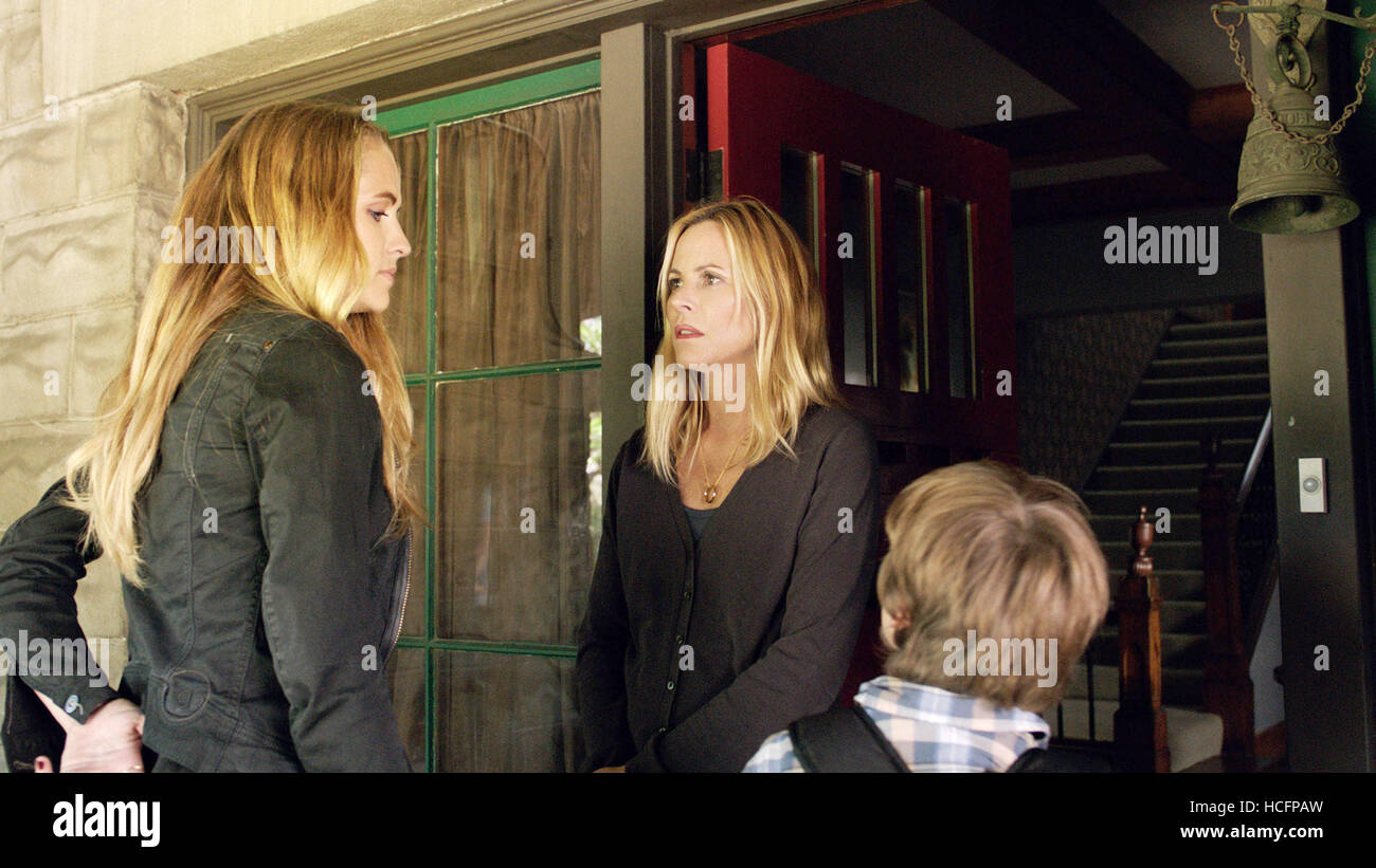 LIGHTS OUT, from left: Teresa Palmer, Maria Bello, Gabriel Bateman ...