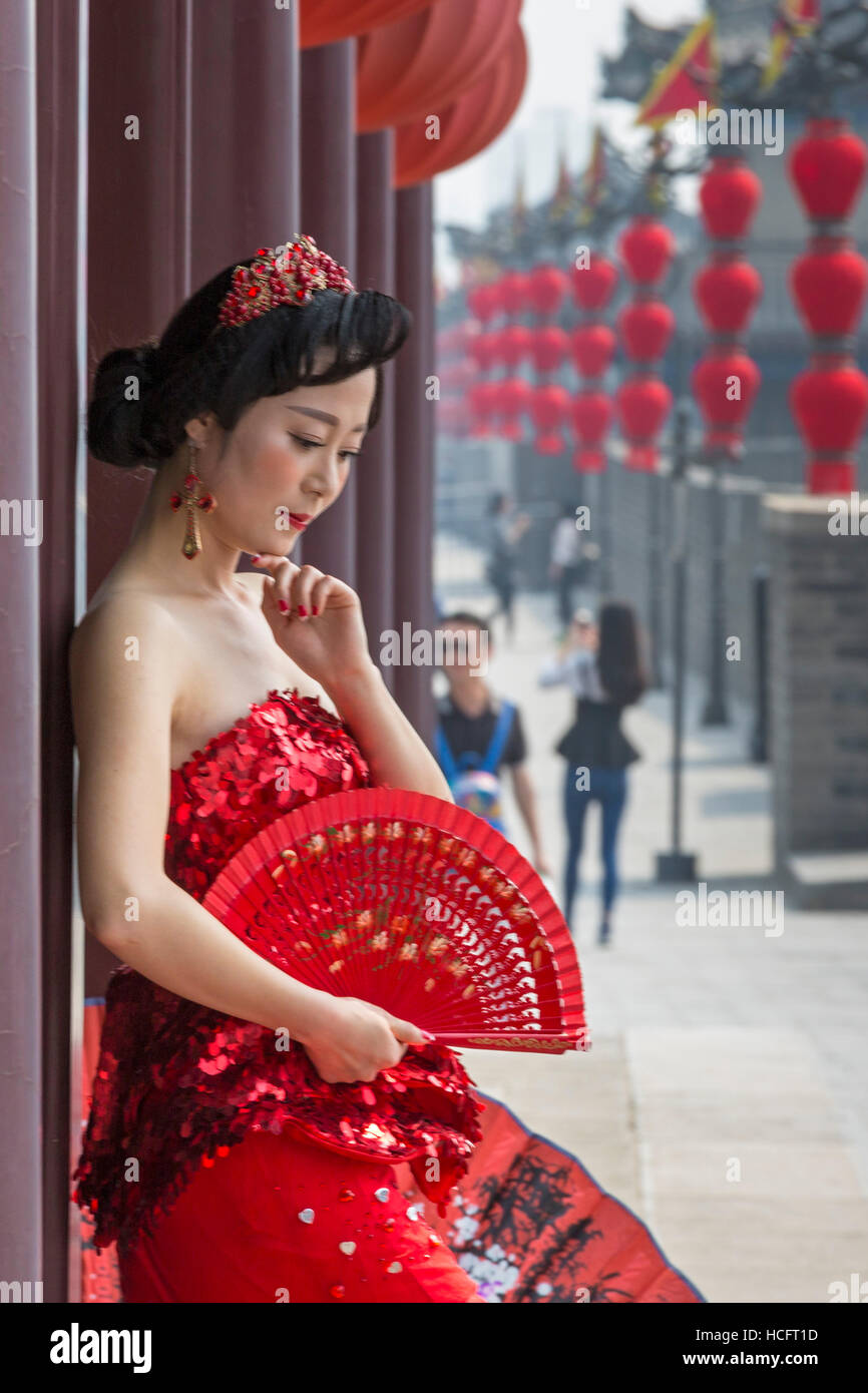 Chinese bride posing for wedding photo on Xian city walls, Shaanxi ...