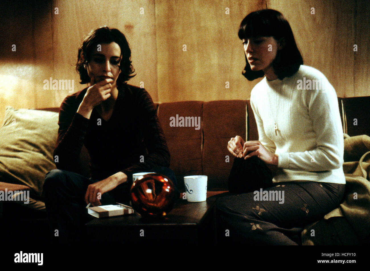 LOOKING FOR LEONARD, Kim Huffman, Molly Parker, 2002 Stock Photo - Alamy