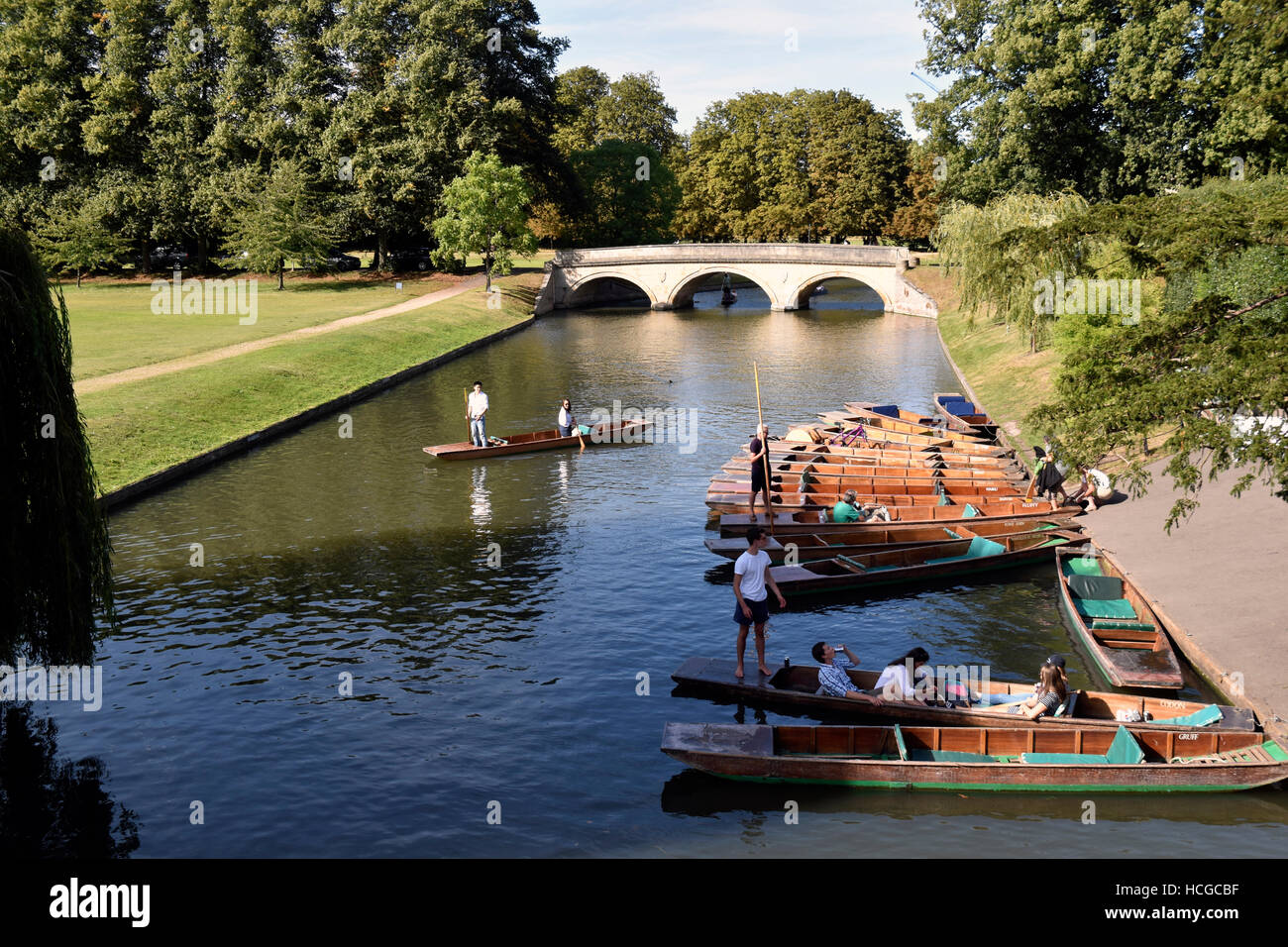 Punts river cam cambridge punting trinity college hi-res stock ...