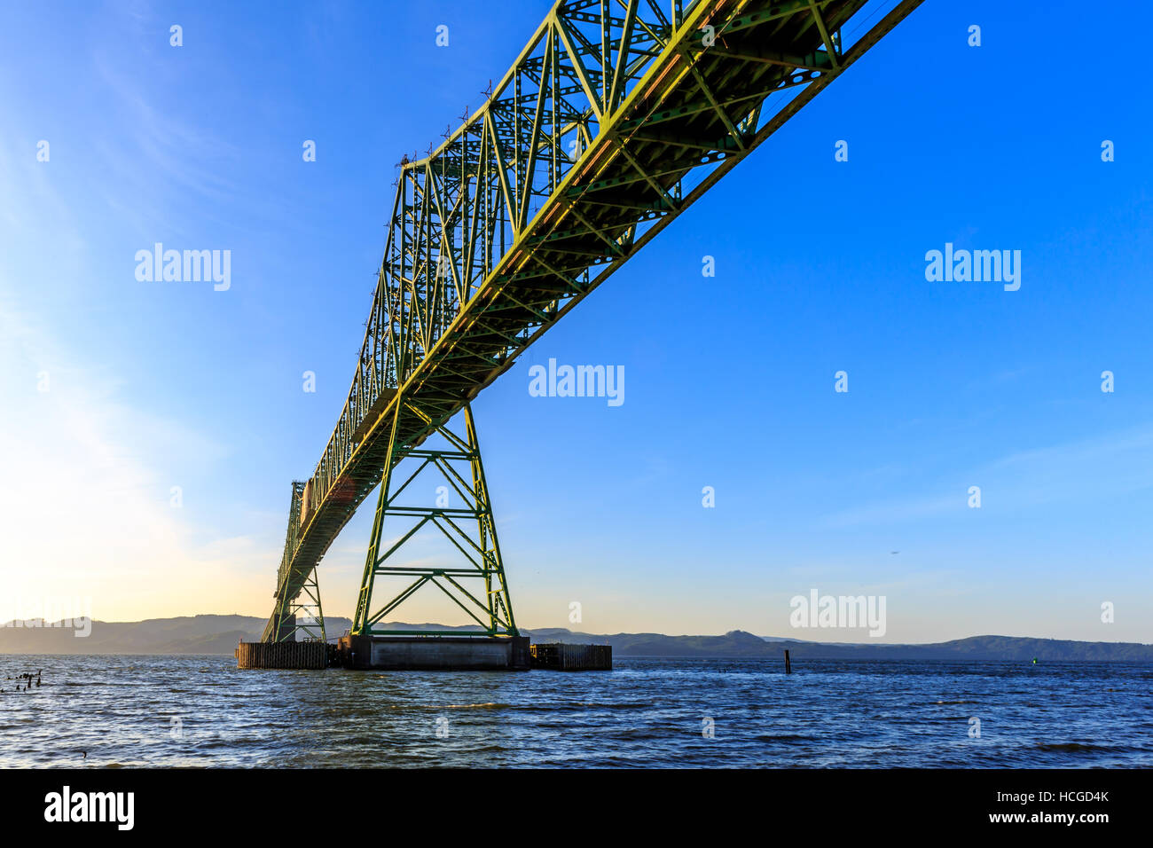 This bridge connects the states of Washington and Oregon at the mouth ...