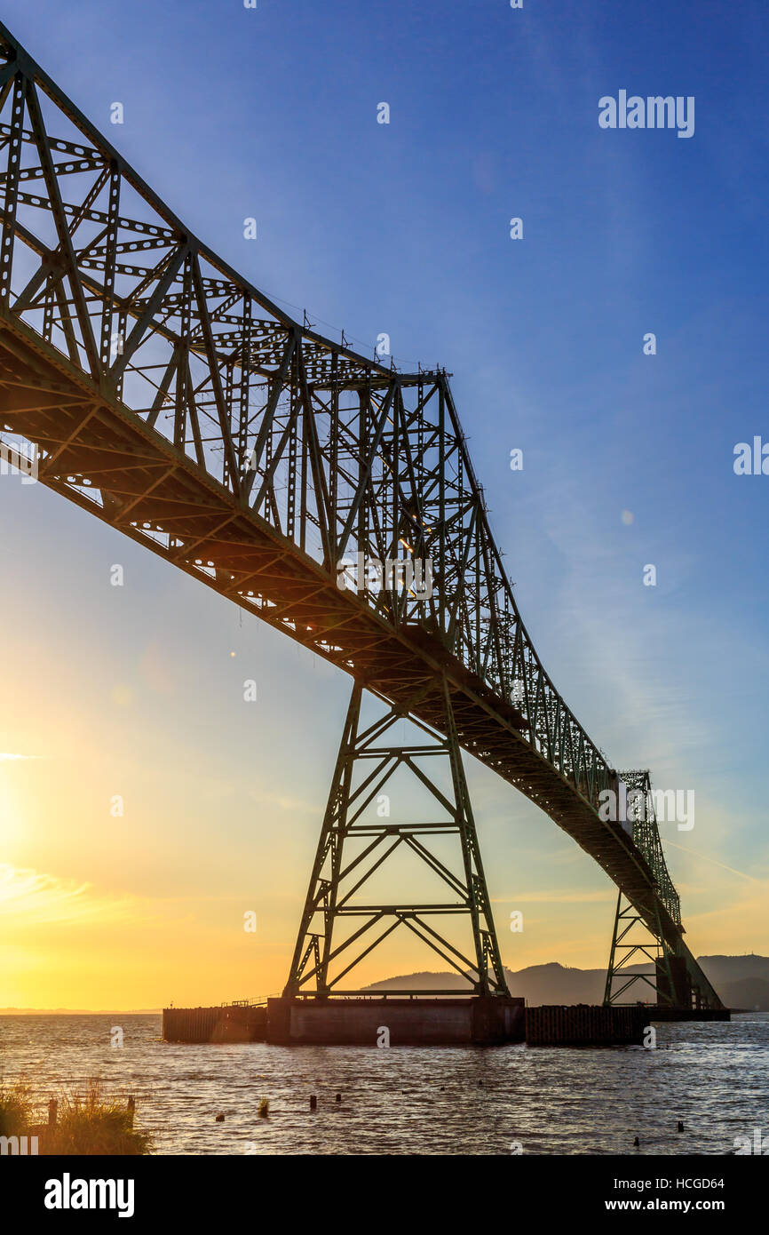 This bridge connects the states of Washington and Oregon at the mouth ...