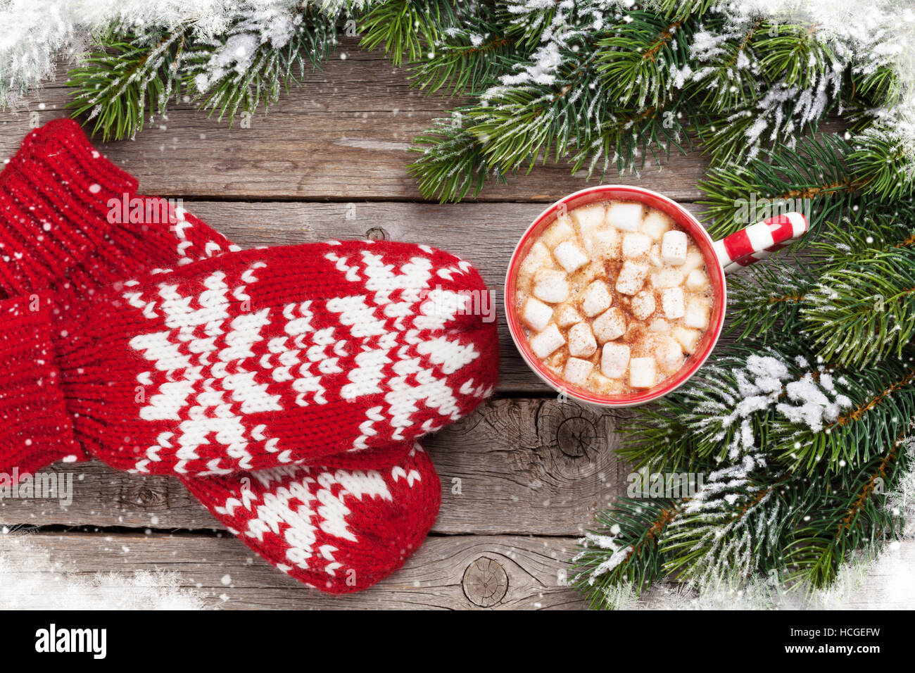 Mittens and hot chocolate hi-res stock photography and images - Alamy