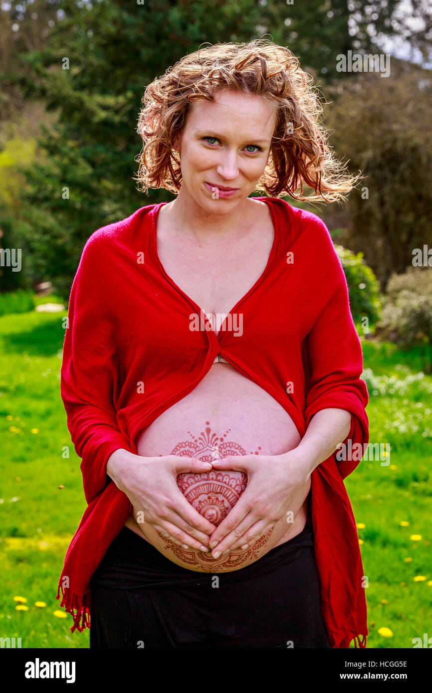 Belly showing hi-res stock photography and images - Alamy