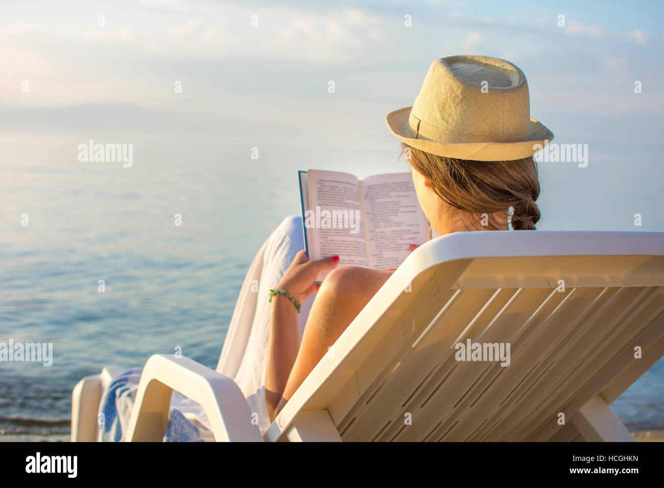 Book and beach hi-res stock photography and images - Alamy