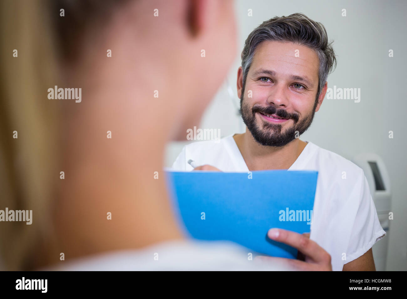 Doctor writing hi-res stock photography and images - Alamy