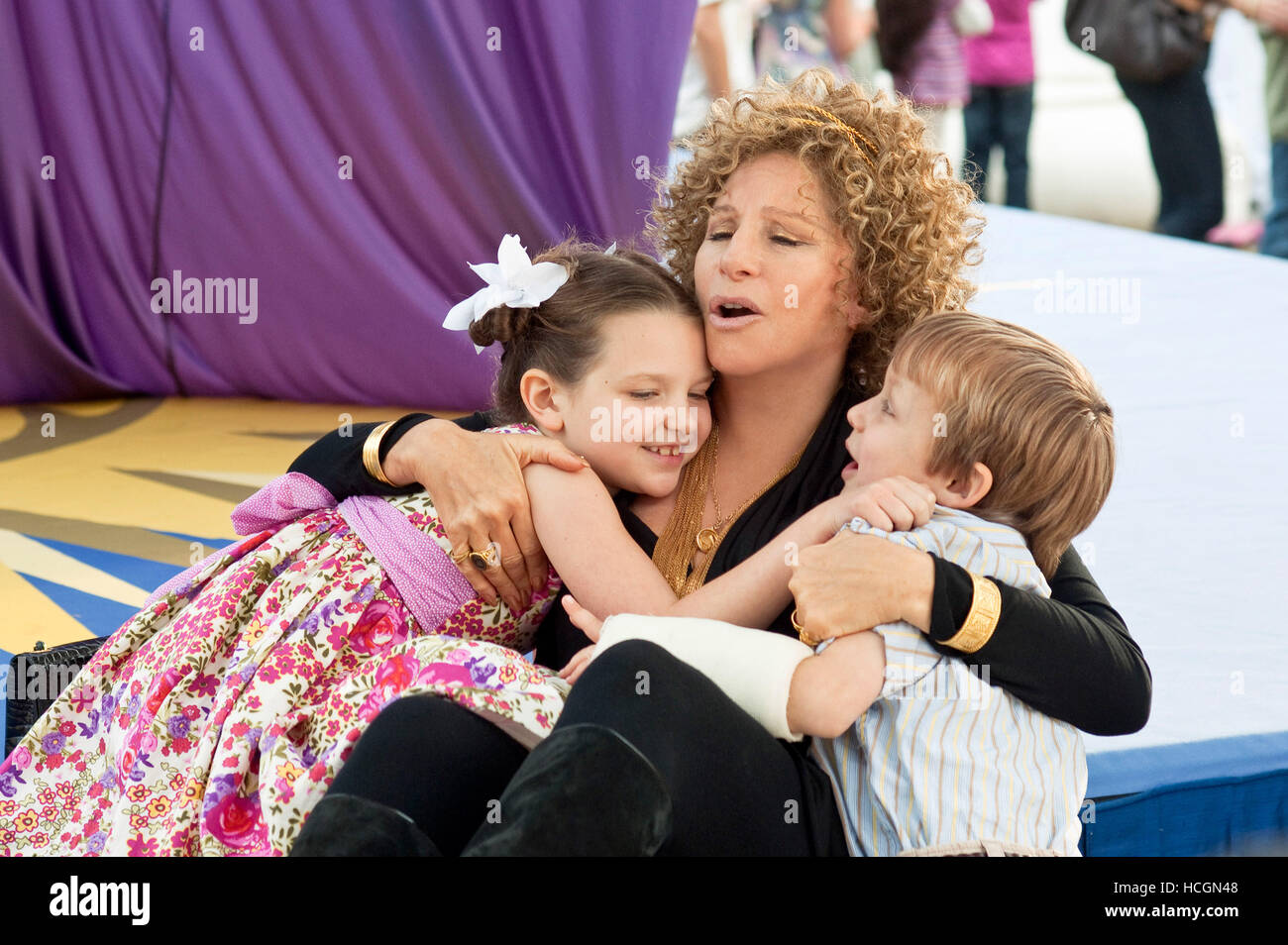 LITTLE FOCKERS, from left: Daisy Tahan, Barbra Streisand, Colin ...