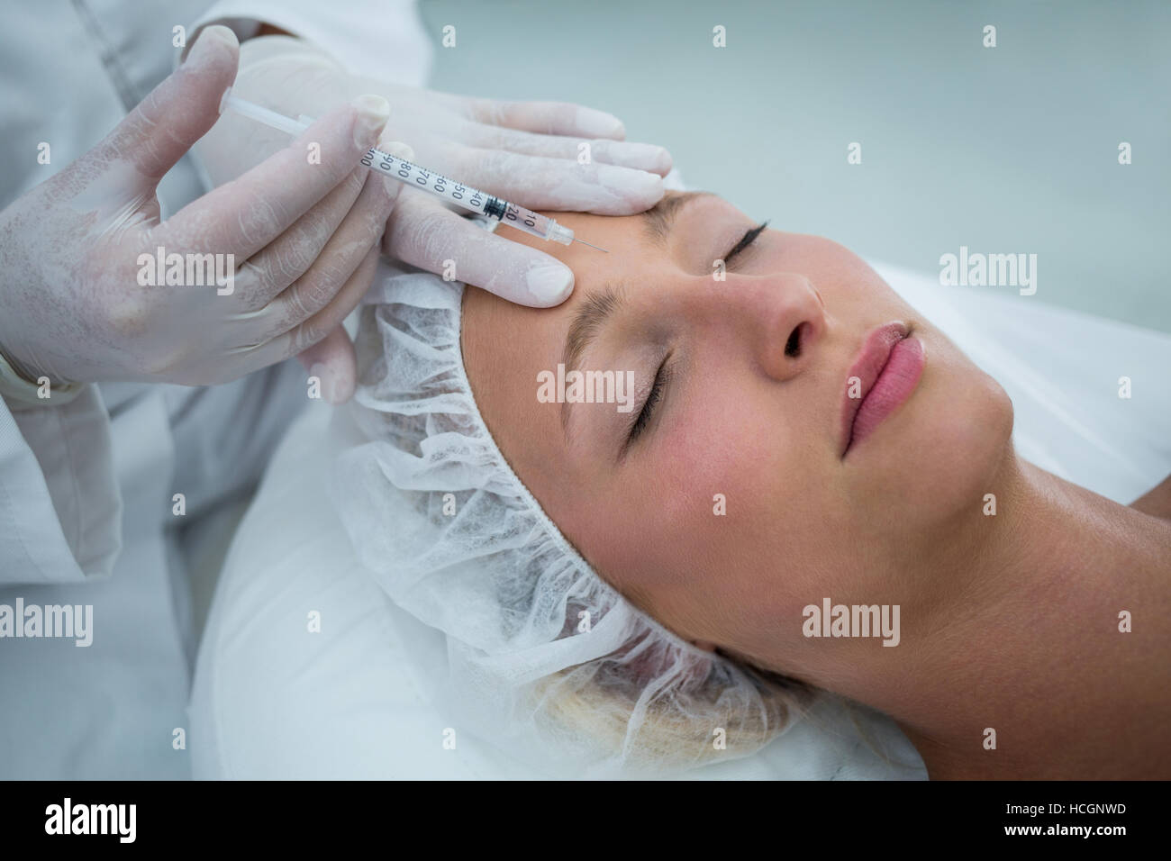 Female patient receiving a botox injection on forehead Stock Photo - Alamy