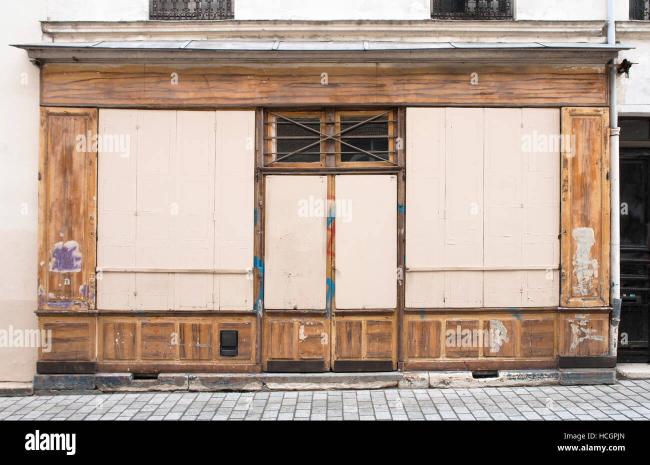 Old shop front paris hi-res stock photography and images - Alamy