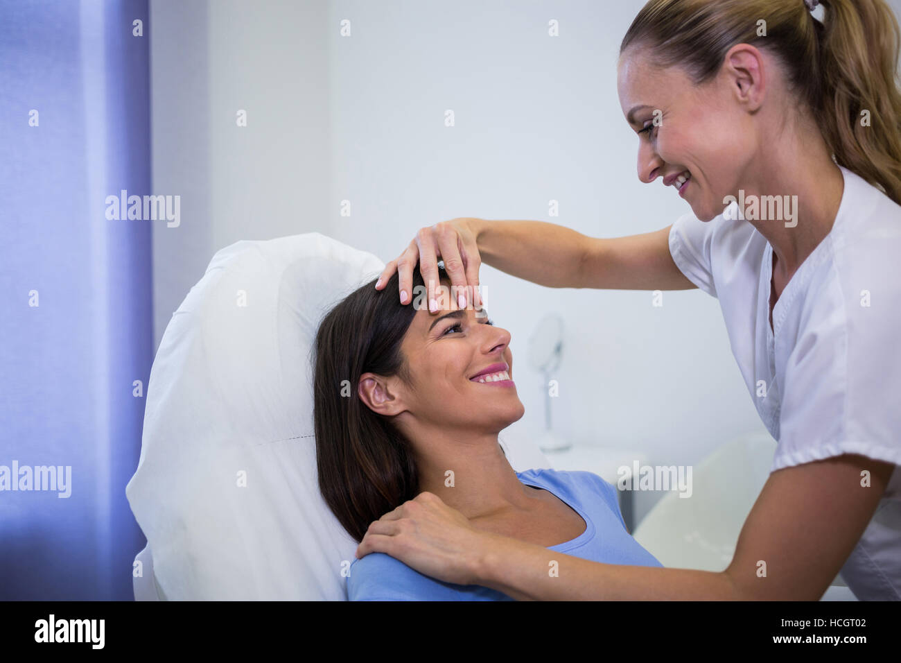 Doctor examining female patient hi-res stock photography and images - Alamy
