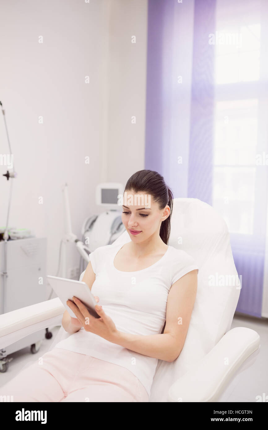 Women using tablet computer hi-res stock photography and images - Alamy