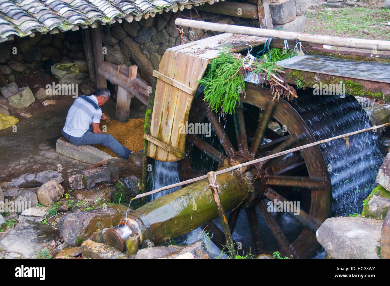 Worker papermaking hi-res stock photography and images - Alamy
