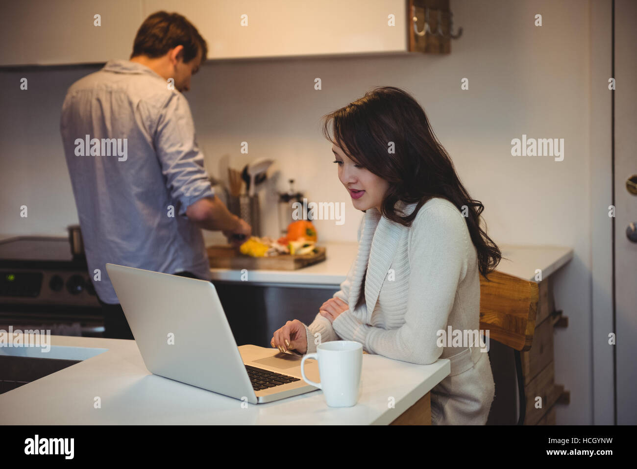 Woman man background home hi-res stock photography and images - Alamy
