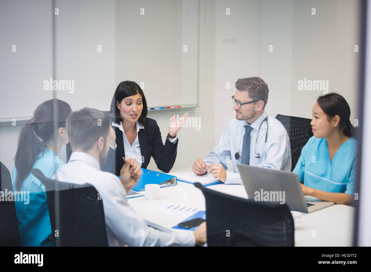 Doctors meeting in conference room hi-res stock photography and images ...