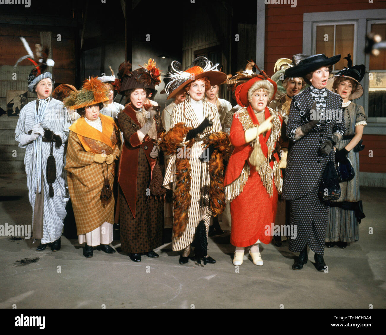 THE MUSIC MAN, Jesslyn Fax (second left), Hermione Gingold (center ...