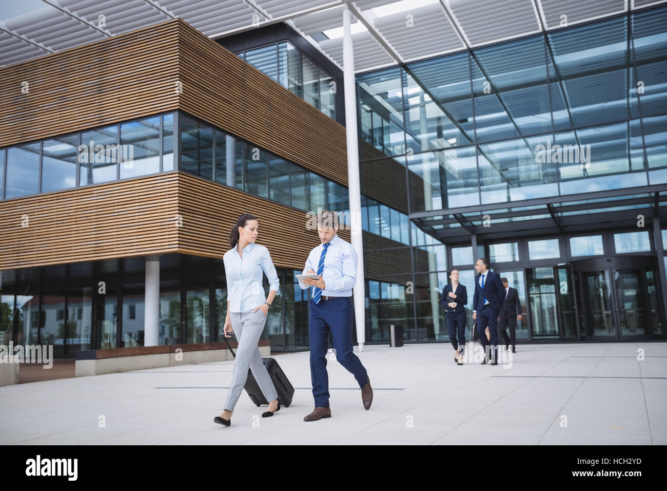 People outside building hi-res stock photography and images - Alamy