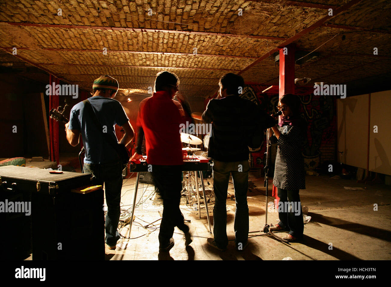 NO ONE KNOWS ABOUT PERSIAN CATS, (aka KASI AZ GORBEHAYE IRANI KHABAR ...