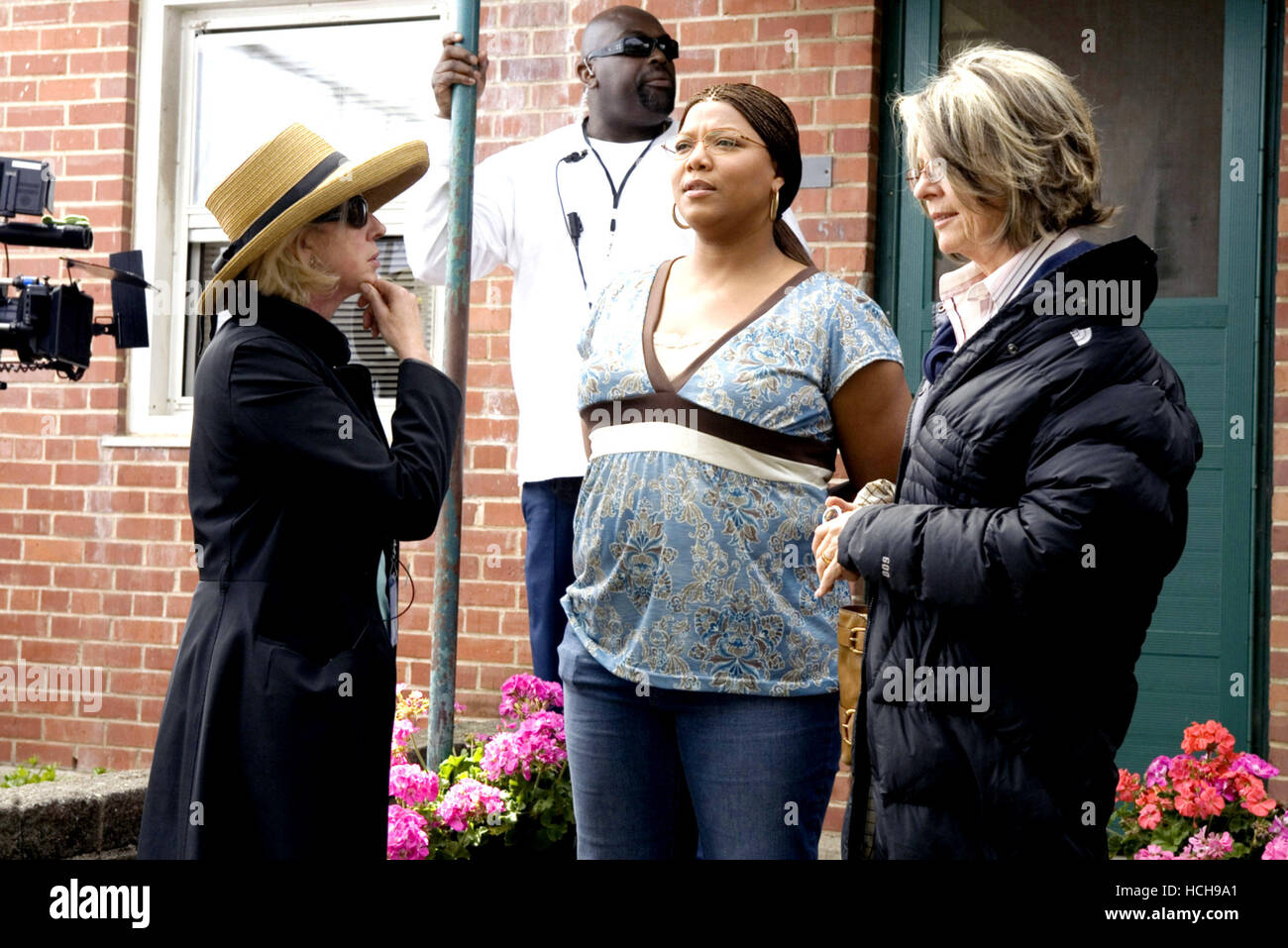 MAD MONEY, foreground: director Callie Khouri, Queen Latifah, Diane ...
