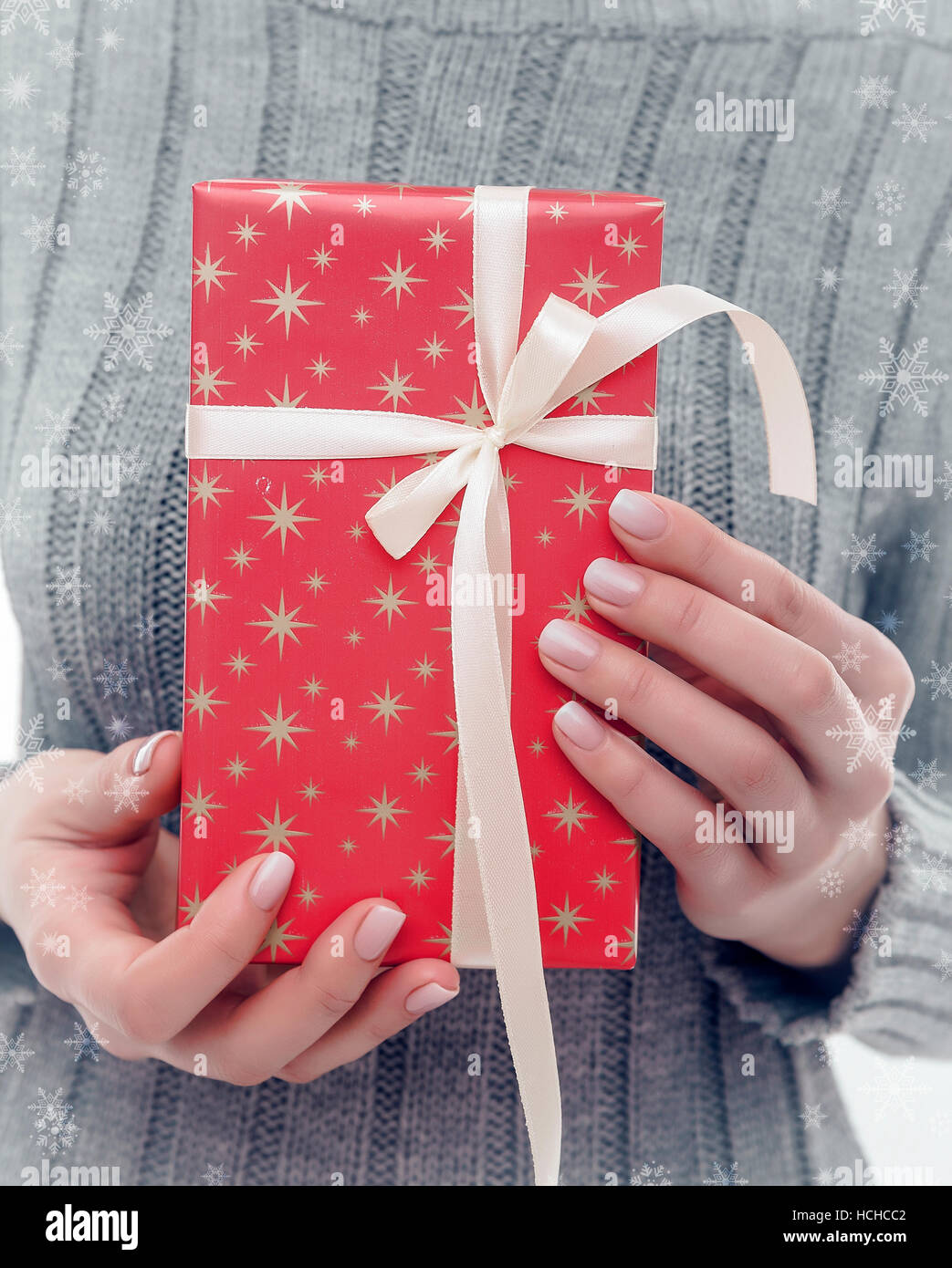 Female hands holding a gift box Stock Photo - Alamy
