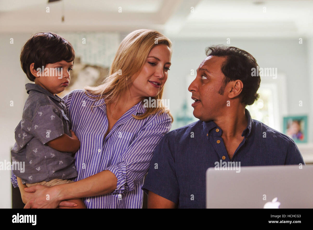 MOTHER'S DAY, from left: Ayden Bivek, Kate Hudson, Aasif Mandvi, 2016. ph: Ron Batzdorff/ © Open ...