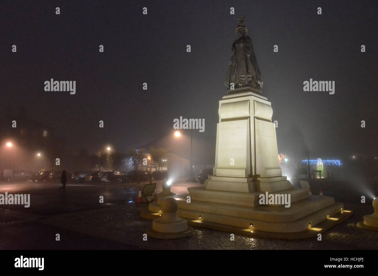 Queen mother statue unveiled hi-res stock photography and images - Alamy
