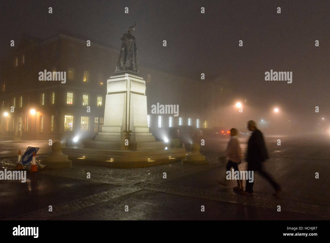Queen mother statue unveiled hi-res stock photography and images - Alamy
