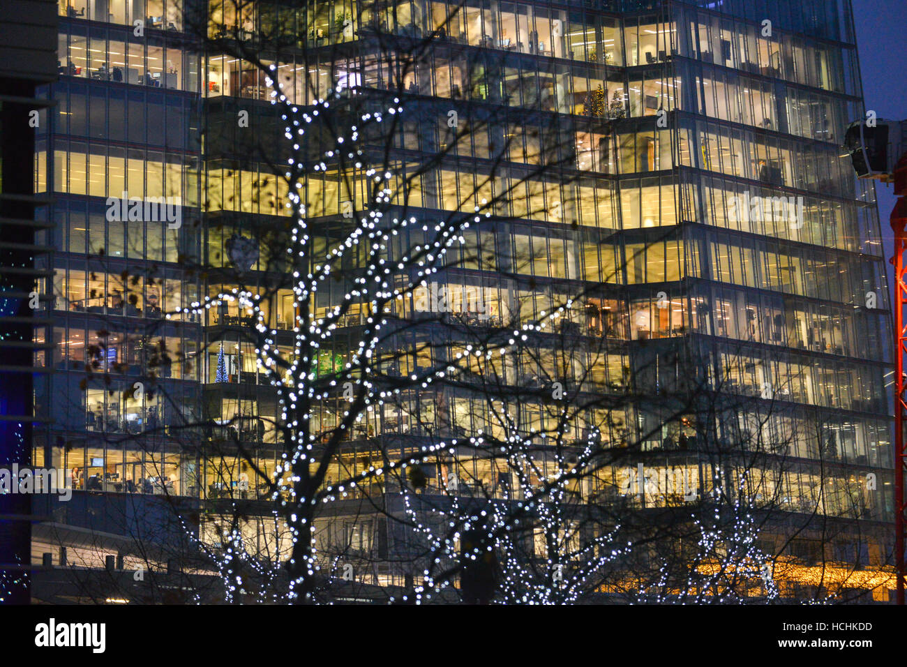 London, UK. 8th December 2016. The Shard seen through Christmas lights ...