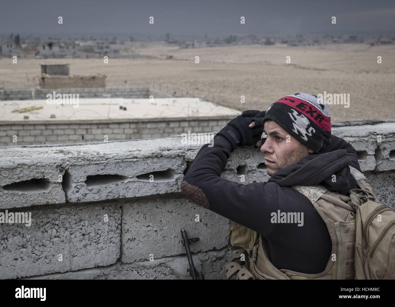 Al Qayyarah, Iraq. 8th Dec, 2016. Iraqi army soldier from Falujjah at ...