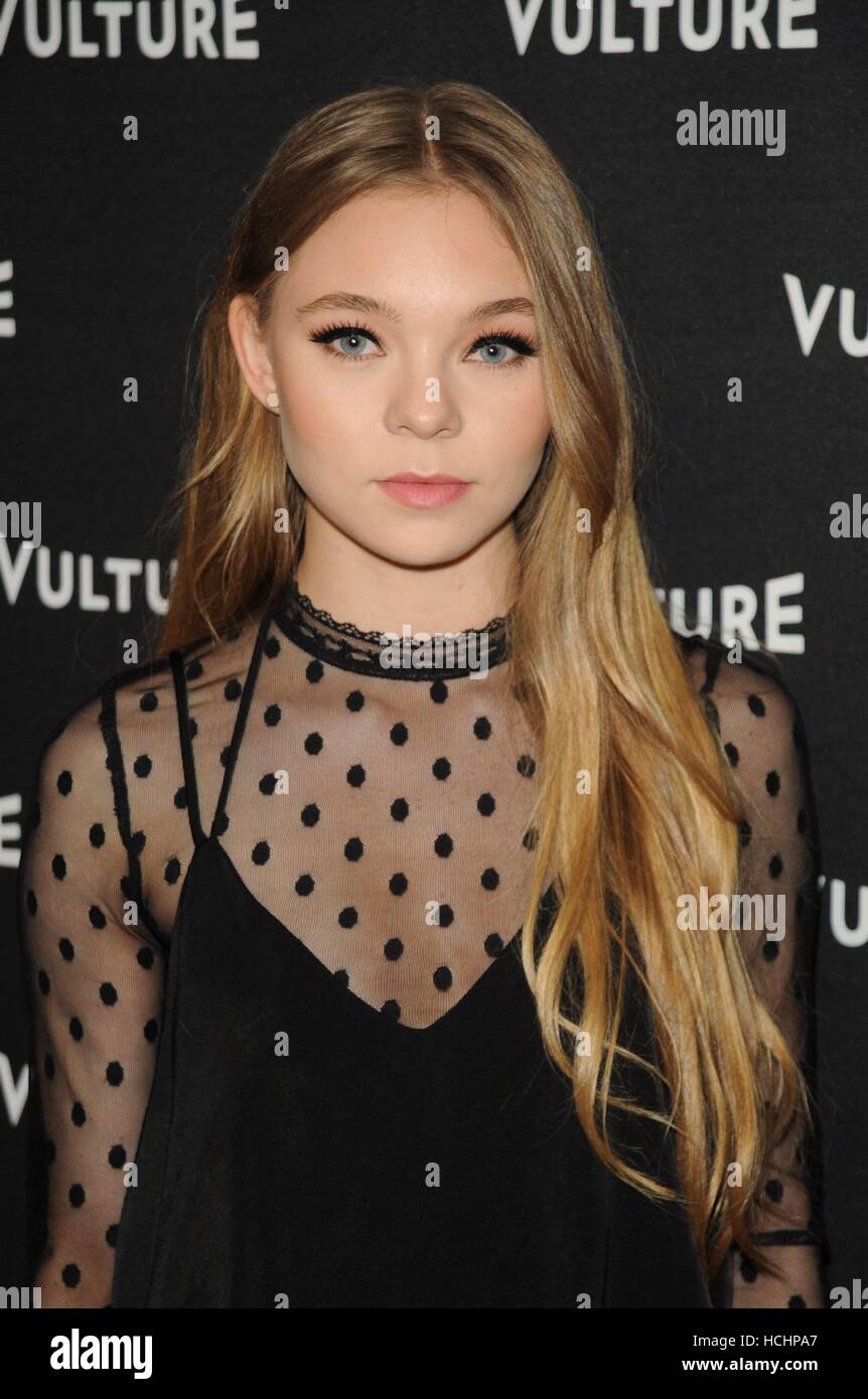 Los Angeles, CA, USA. 8th Dec, 2016. Taylor Hickson at arrivals for ...