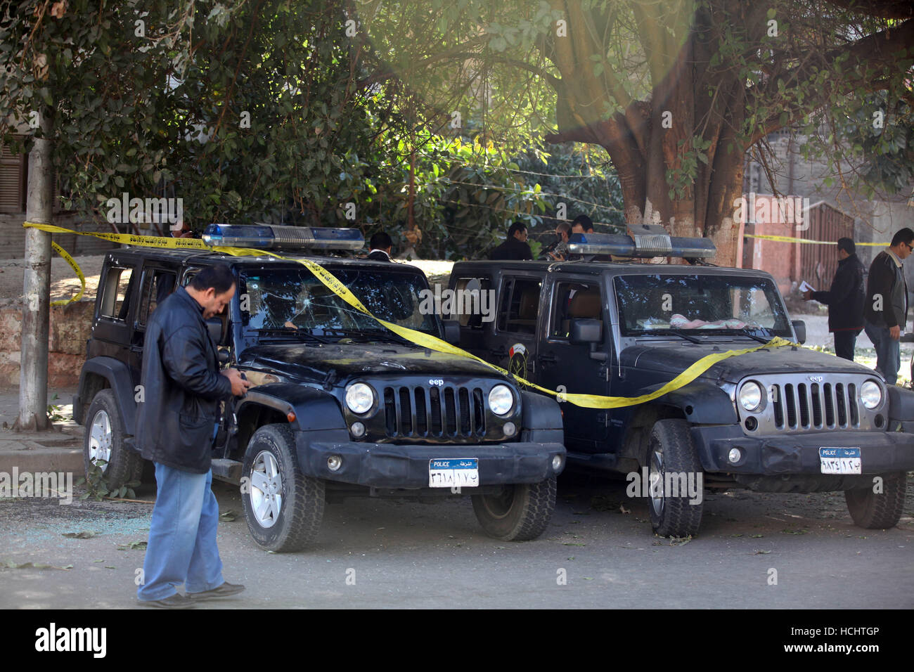 Cairo. 9th Dec, 2016. Egyptian security officials inspect the scene ...