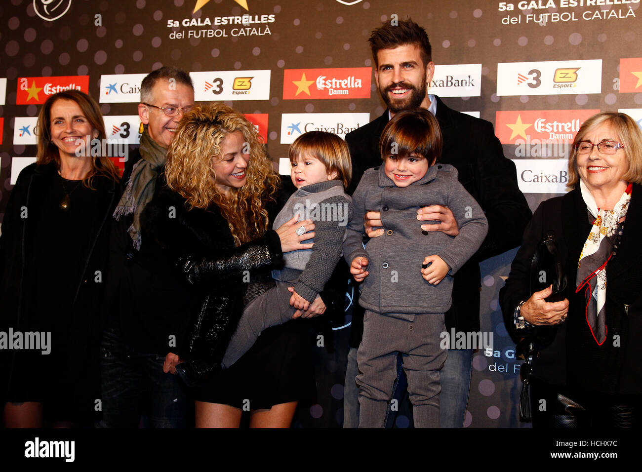Gerard Pique,Shakira and son Sasha,Milán during the prize as best ...