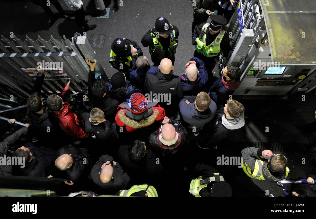 Trains to catch hi-res stock photography and images - Alamy