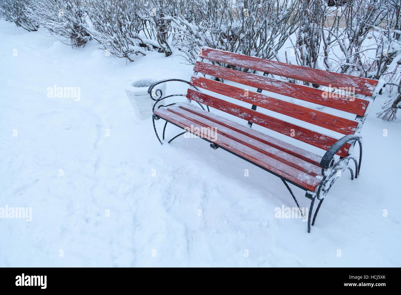 Winter snow scene park bench hi-res stock photography and images - Alamy