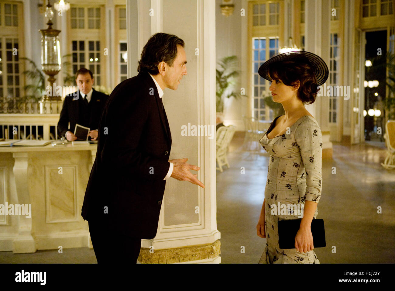 NINE, front, from left: Daniel Day-Lewis, Penelope Cruz, 2009. Ph ...